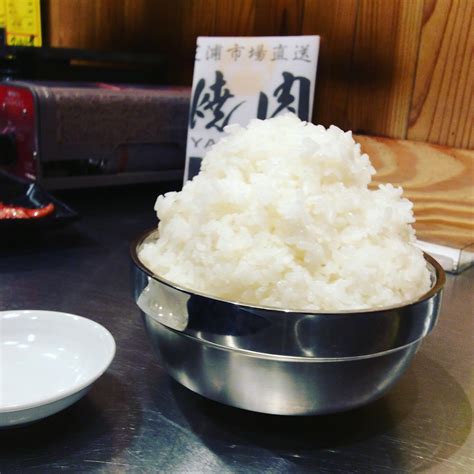 男気焼肉旨味神田 男気焼肉umami神田店 今夜は【男気マンガ盛り】のご紹介😊 泣く子も黙る！ その重量は、、なななんと！800gオーバー