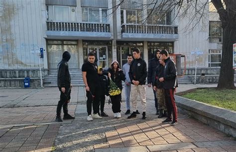 БТА За два месеца младежи събраха над 800 подписа за изграждане на мемориална плоча в памет