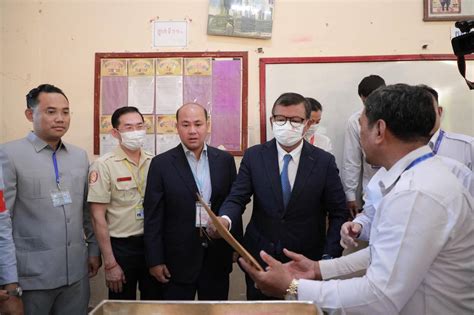 លោកបណ្ឌិតសភាចារ្យ ហង់ជួន ណារ៉ុន អញ្ជើញបើកហឹបវិញ្ញាសារនៅមណ្ឌលប្រឡង