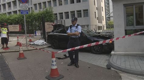 私家車撞律政中心更亭 南亞裔司機逃去後被捕 Now 新聞