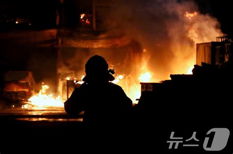화마와 싸우는 소방관 뉴스1