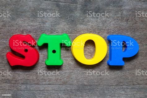 나무 배경에서 Word 중지에서 컬러 알파벳 Prohibition에 대한 스톡 사진 및 기타 이미지 Prohibition
