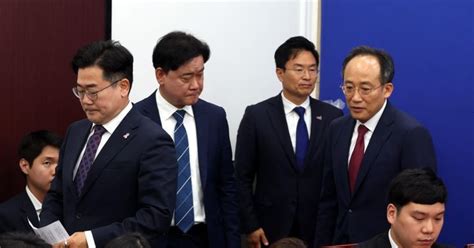 굳은 표정의 추경호 박찬대