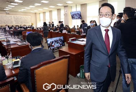 감사중지를 선포 하고 회의장 나서는 김도읍 국회 법사위원장