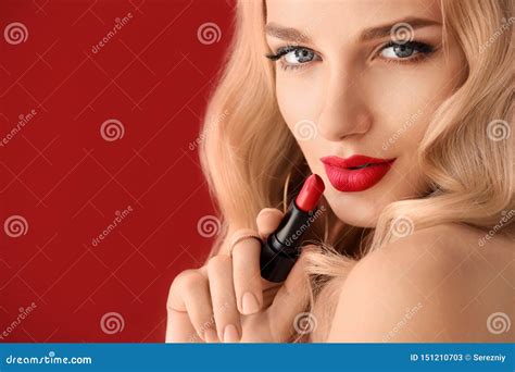 Belle Jeune Femme Avec Le Rouge à Lèvres Rouge Lumineux Sur Le Fond De
