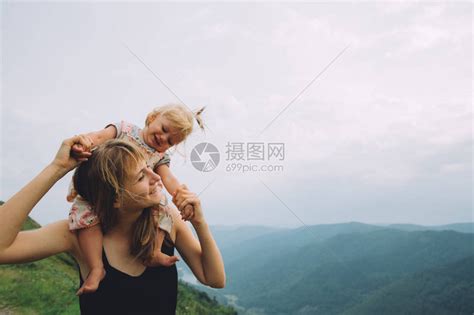 年轻母亲和快乐小女儿在户外玩得愉快的肖像高清图片下载 正版图片503314032 摄图网