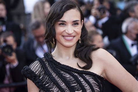 Camélia Jordana ose le pantalon sous une robe pour fouler le tapis