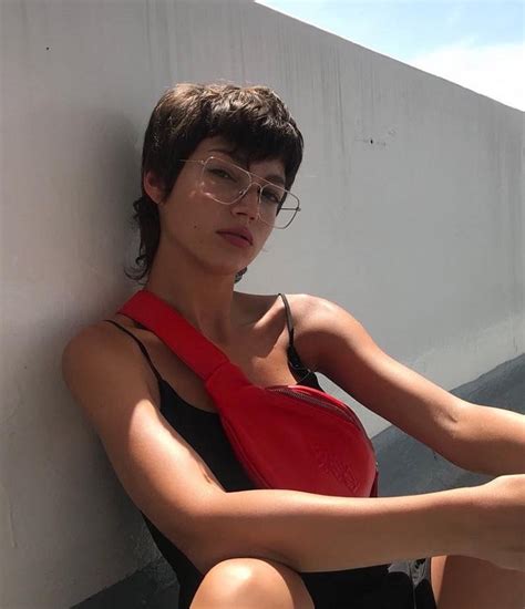 Ideen wie Frauen Vokuhila Frisur modern stylen können