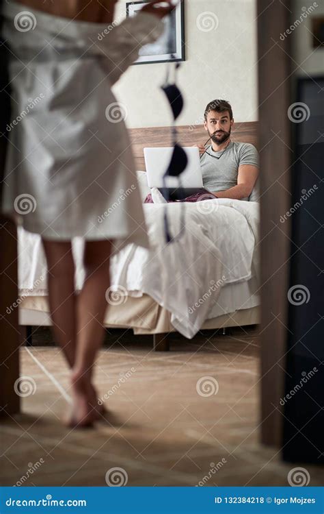 Tijd Voor Geslacht De Vrouw Verleidt Haar Vriend In De Slaapkamer Stock Foto Image Of Laptop