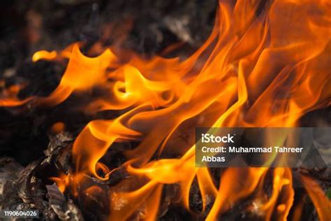 Api Dan Asap Foto Stok Unduh Gambar Sekarang Api Api Fenomena