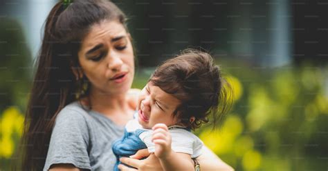 아이 아기와 어머니 여자 부모 양육 및 아들 가정 젊은 어머니와 어린 소년 사람이 함께 집에서 행복하고 즐거운 어린 시절의 라이프 스타일 사진 Unsplash의