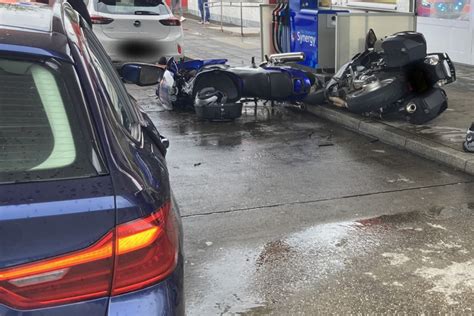 Unfall A3 Schwerer Unfall Auf A3 Raststätte Auto Schleudert In