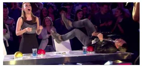 Шоу талантов у девушки слетело платье судья упал от радости