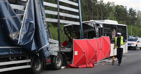 Wypadek w Ząbkach Zderzenie ciężarówki z autobusem Nie żyje jedna osoba