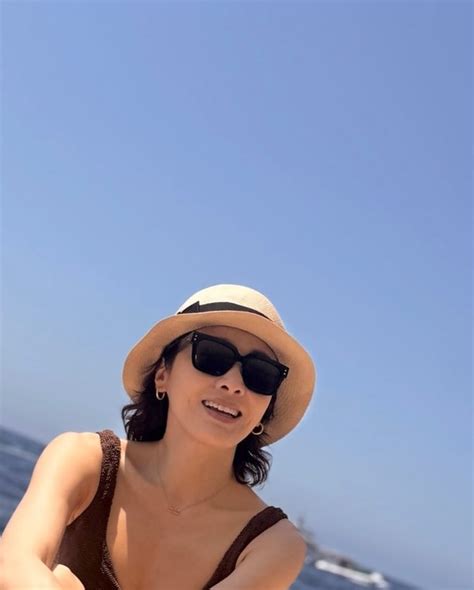 凍齡女神丨53歲黎姿罕曬泳照零贅肉狀態驚人 保濕大法 4招凍齡術大公開