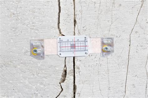 Pęknięcia i rysy na ścianach W tych przypadkach należy wezwać fachowca