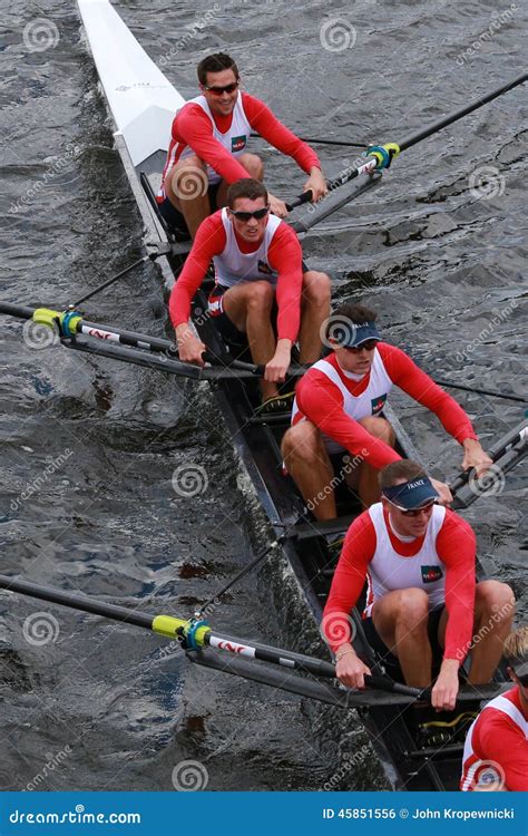 Французский Rowing участвует в гонке в голове чемпионата Eights людей