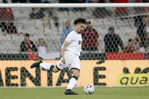 Adryelson do Botafogo acerta bebê bolada e pede desculpas Não