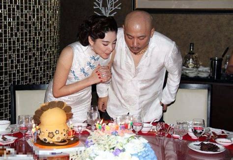 两度闪婚，第一任丈夫嫖娼第二任欠赌债，如今淡定回应遇渣男问题
