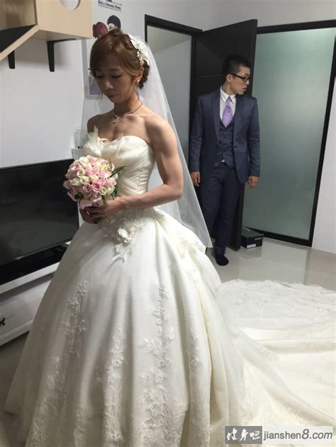 最猛新娘——台湾肌肉新娘“小猪”穿婚纱引体向上！5 健身吧