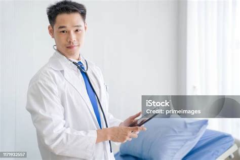 남성 환자 상담 남성 건강 질환 또는 정신 질환진단 검사 클리닉 또는 병원 사무실 처방전 기록 정보 문서 작성 아시아에 대한