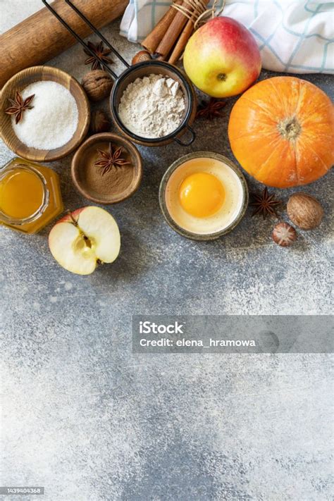 베이킹 음식 배경입니다 호박 사과 꿀 견과류 및 회색 탁상에 호박이나 사과 파이를위한 제철 향신료 위에서 본 모습 공간을 복사합니다 0명에 대한 스톡 사진 및 기타 이미지