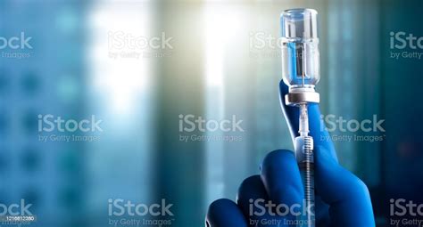 手套中的醫療手拿著帶有疫苗的安培和帶有插圖的注射器 照片檔及更多 注射疫苗 照片 注射疫苗 針筒 麻醉藥 Istock
