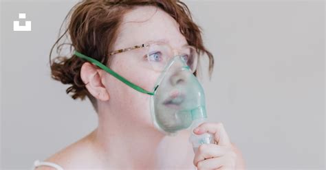 입에 드라이어를 물고 침대에 앉아 있는 여자 사진 Unsplash의 무료 폐 질환 이미지