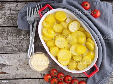 Potatos 건강 한 다이어트 식품의 구운된 쪼 갠 다입니다 어두운 오래 된 목조 소박한 회색 배경 평면도 복사 공간 감자