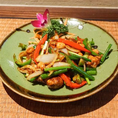 ผัดเม็ดมะม่วงไก่ Pad Med Mamuang Gai Stir Fried Chicken With Cashew