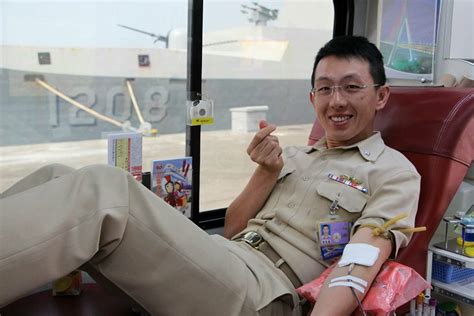 國防部發言人 海軍124艦隊承德軍艦與高雄捐血中心共同辦理「愛sharing」愛心捐血活動，充分展現愛民精神，以實