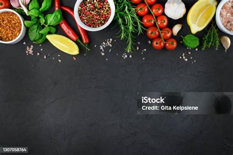 어두운 배경에 요리다채로운 다양한 허브와 향신료 복사 공간 모의 배너 강황에 대한 스톡 사진 및 기타 이미지 강황 건조한 계피 Istock