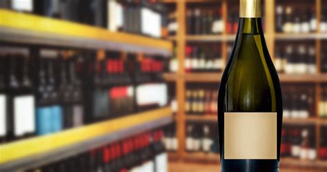 와인 병 라벨링 와인 또는 주류 매장 내부의 흐릿한 배경에 빈 라벨이 있는 샴페인 병의 모형 Qr코드에 대한 스톡 사진 및 기타 이미지 Istock