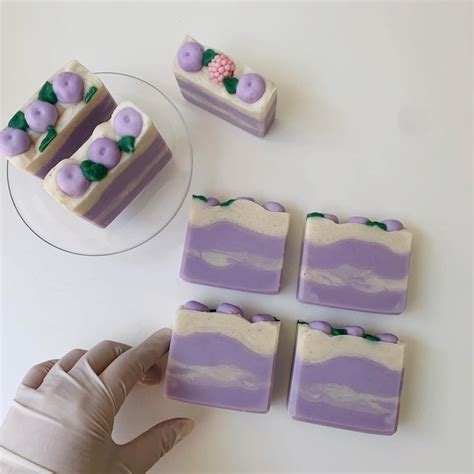 모나미센트 수강생작품 블루베리케이크비누 🍰💜 오트밀분말을 넣어 만든 숙성비누 입니다 캔들에