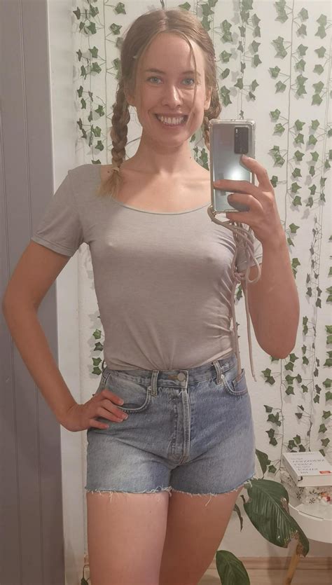 20 Gorgeous Girls Rocking The Braless Look Barnorama