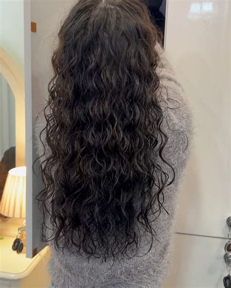 히피펌서면 히피해피부산히피펌성지울산 대구히피펌 작년 3월 히피펌 시술후 뿌리 생머리가 많이 자라 나왔어요 1년 넘어 예약 주시면서 현재 히피펌 사진 보내주셨어요