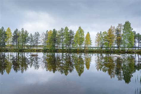 산 숲 가을에 호수보기 이바라에서 컬러 루스카 시간을 가을 핀란드의 울란카 국립공원 라플란드 유럽의 북유럽 국가 0명에 대한 스톡 사진 및 기타 이미지 Istock