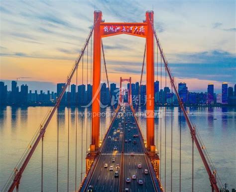 湖北武汉：晚霞映照鹦鹉洲长江大桥 人民图片网