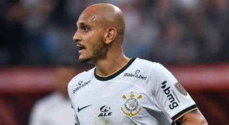 Torcida do Corinthians se revolta Fábio Santos após atuação