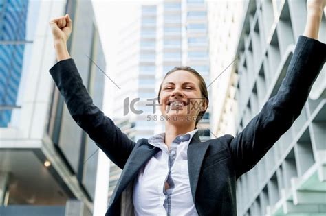 室外微笑的商界女强人画像。卡通动漫人物美女高清摄影大图 千库网
