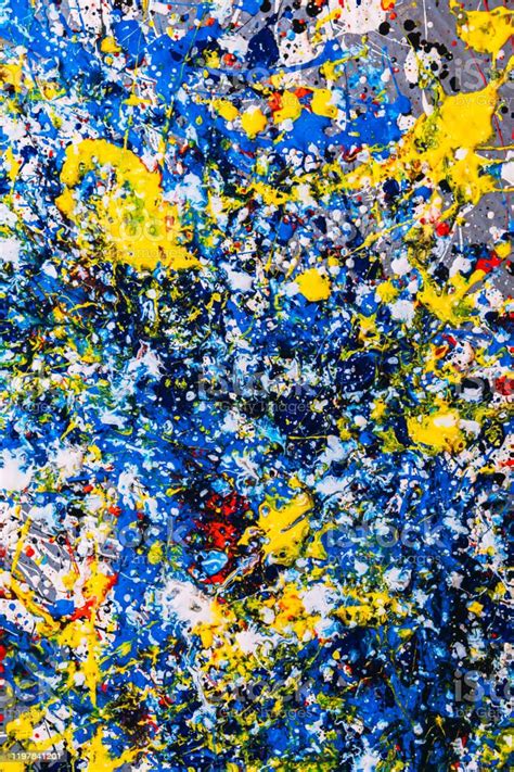 추상적 표현주의 떨어지는 기술을 사용하여 그린 그림 다른 색상을 혼합 하는 빨강 노란색 파란색 흰색 블랙 수직 방향 개념에 대한 스톡 사진 및 기타 이미지 Istock