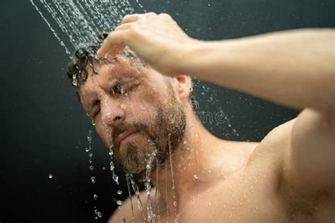 Lavado De Pelo En El Baño Tipo Ducha De Baño En La Bañera Cara