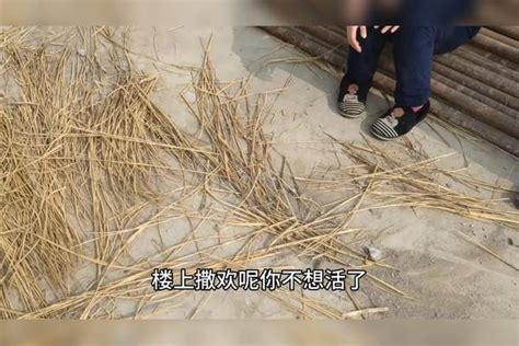 狗狗好久不见主人，激动得抱着主人腿疯狂撒娇打滚，让男子泪目