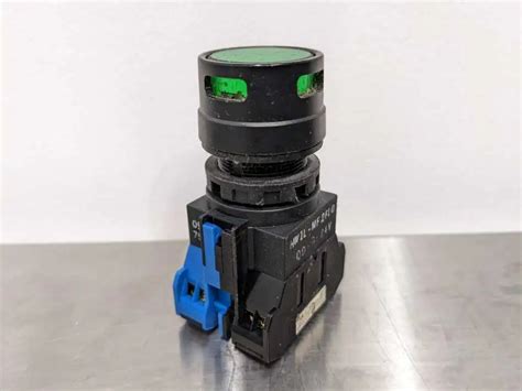 Idec HW L MF F QD G V Green Pushbutton VDC NEO Surplus