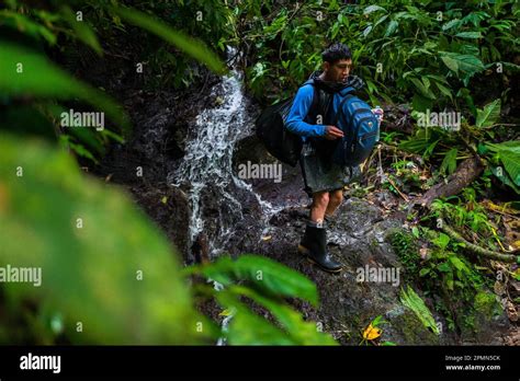Un Migrante Ecuatoriano Sube Por Un Sendero Rocoso Junto A Una Cascada