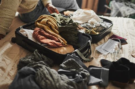 집에서 여행하기 전에 가방에 자신의 항목을 구성하는 인식 할 수없는 여성의 자른 샷 지저분한에 대한 스톡 사진 및 기타 이미지 지저분한 여행 가방 짐 싸기 Istock