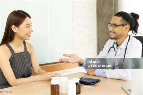 의사의 핸드헬드 보기는 환자의 압력을 측정합니다 의료 종사자 동안 젊은의 혈압을 확인 2명에 대한 스톡 사진 및 기타 이미지