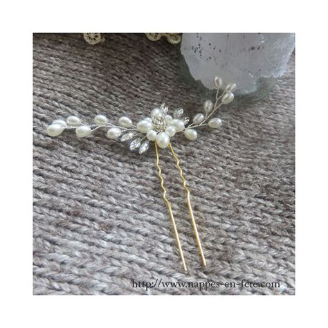 pic à chignon avec fleur en perles et strass pour coiffure de mariage