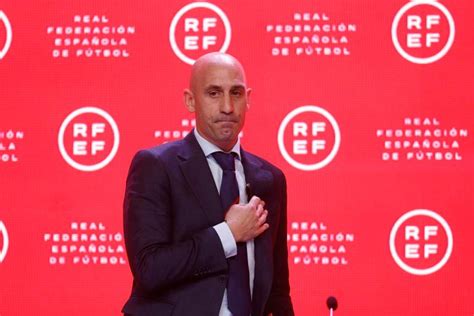 Rubiales No Dimite Tras Polémica Fue Un Beso Espontáneo Mutuo