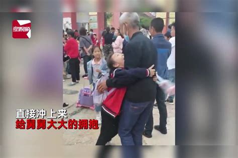女孩放学狂奔热情拥抱舅舅 转头发现外公 秒 挂 外公身上不舍下来 quot 外公